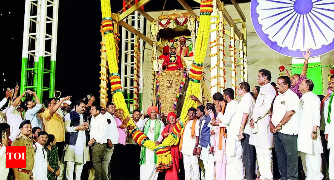 Seer Siddharam, Jumbo Champika Weighed In Unique Tulabhara | Hubballi ...