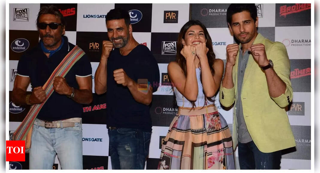 Throwback: When Akshay Kumar unbuttoned Jackie Shroff’s shirt | Hindi ...