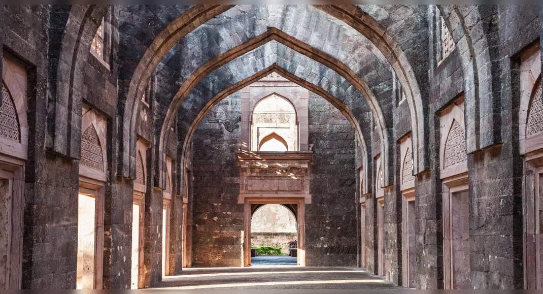 The mysteries of Mandu Fort for the curious travellers | TimesTravel