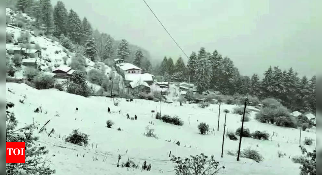 Uttarakhand weather: Mercury dips, hills jammed as tourists throng snow ...