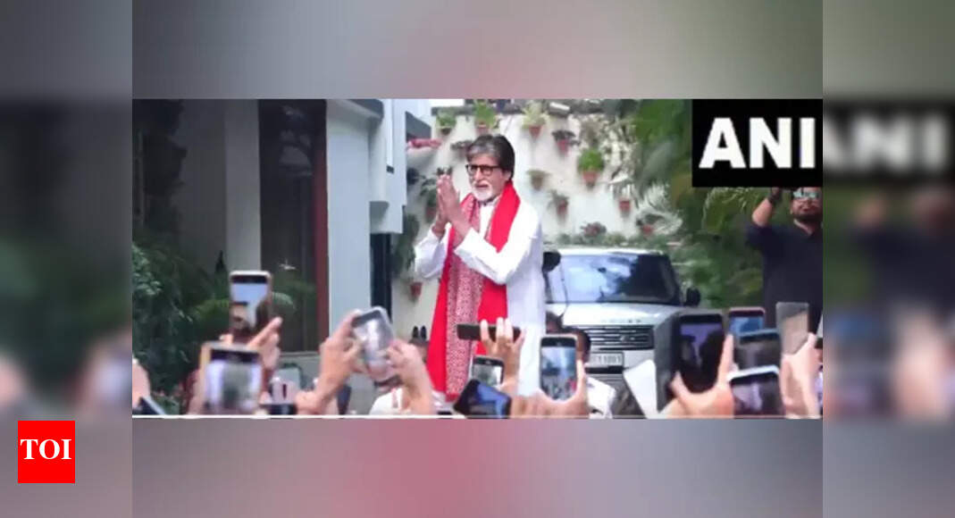 Amitabh Bachchan steps outside his house Jalsa in traditional look to ...