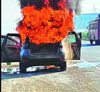 Car Catches Fire: Car Catches Fire on Mumbai-Agra Highway near Igatpuri ...