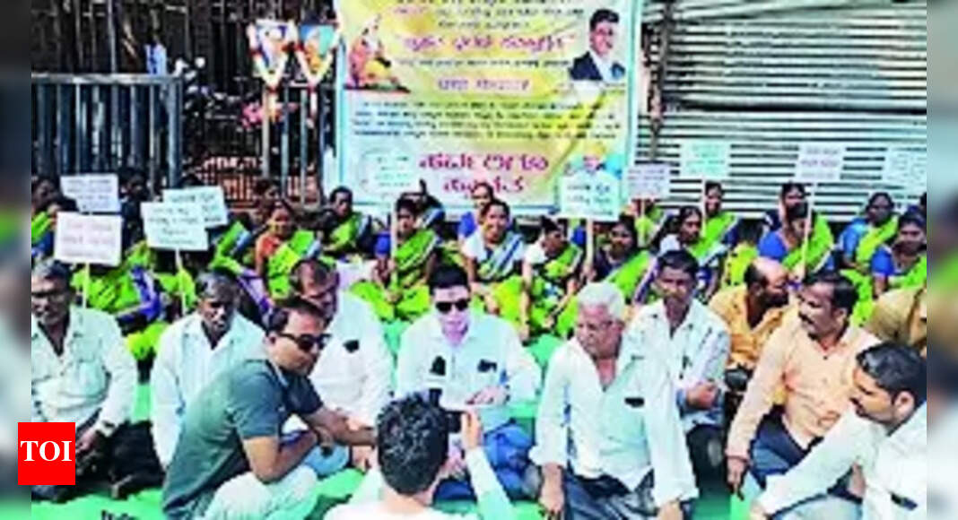 Valmiki Nayak Samaj Protests | Hubballi News - Times of India
