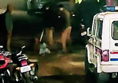 Cops Rough Up Man: Cops beat man for resisting arrest in Kanpur | Viral ...