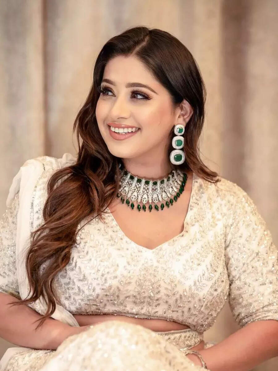 Chandni Bhagwanani's trendy and fashionable outfits | Times of India