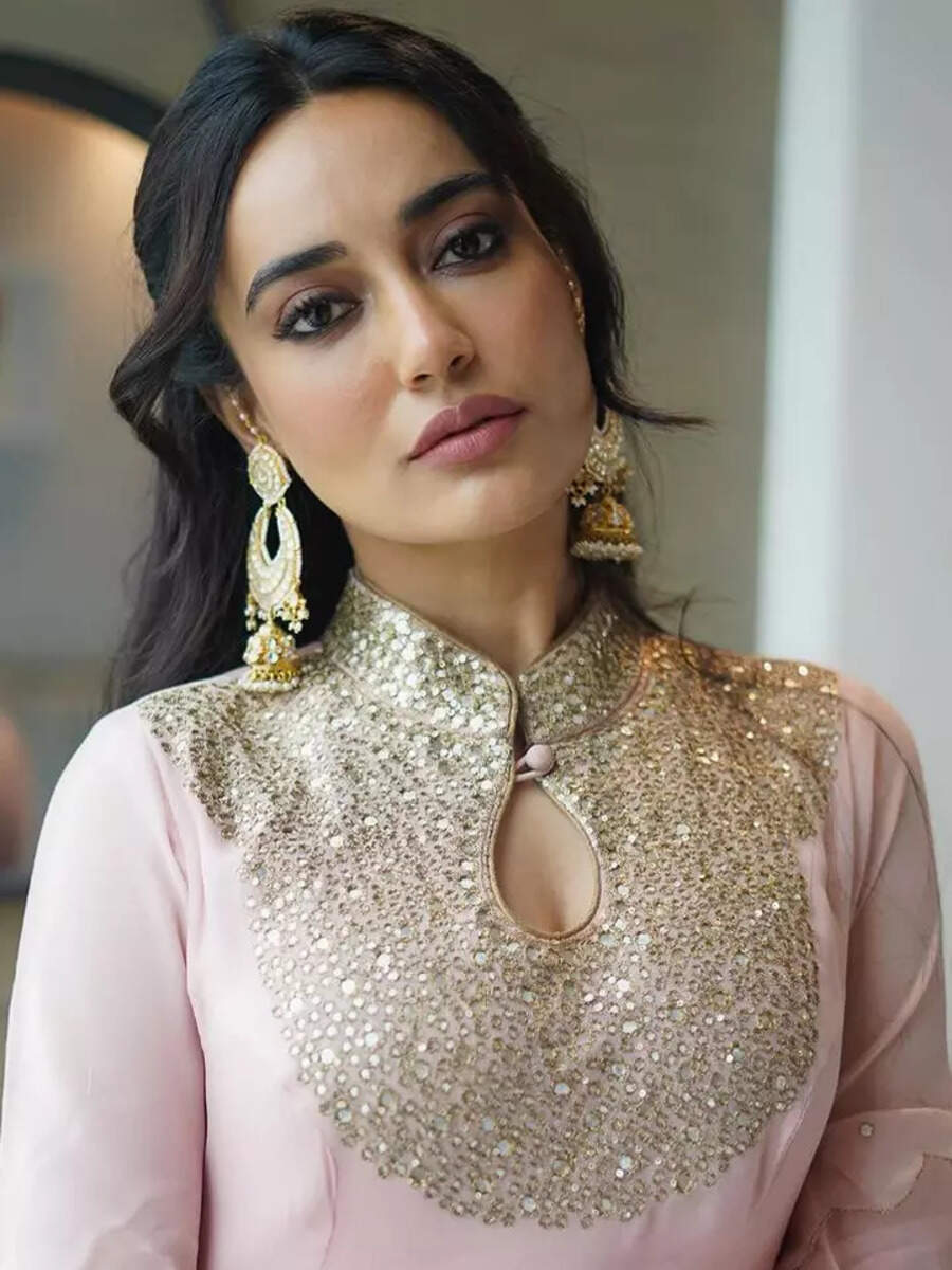 Surbhi Jyoti appears angelic in an elegant salwar suit | Times of India