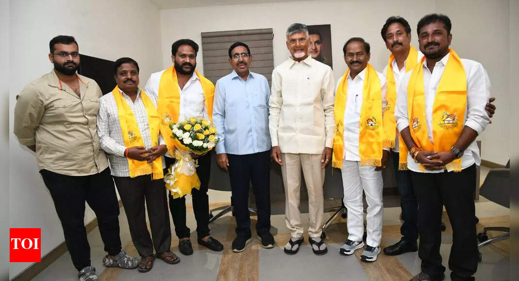 YSRCP corporator from Nellore joins TDP in Naidu's presence | Amaravati News - Times of India