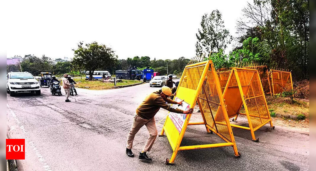 UT Barricades Borders: UT barricades borders, cops issue travel advisory | Chandigarh News ...