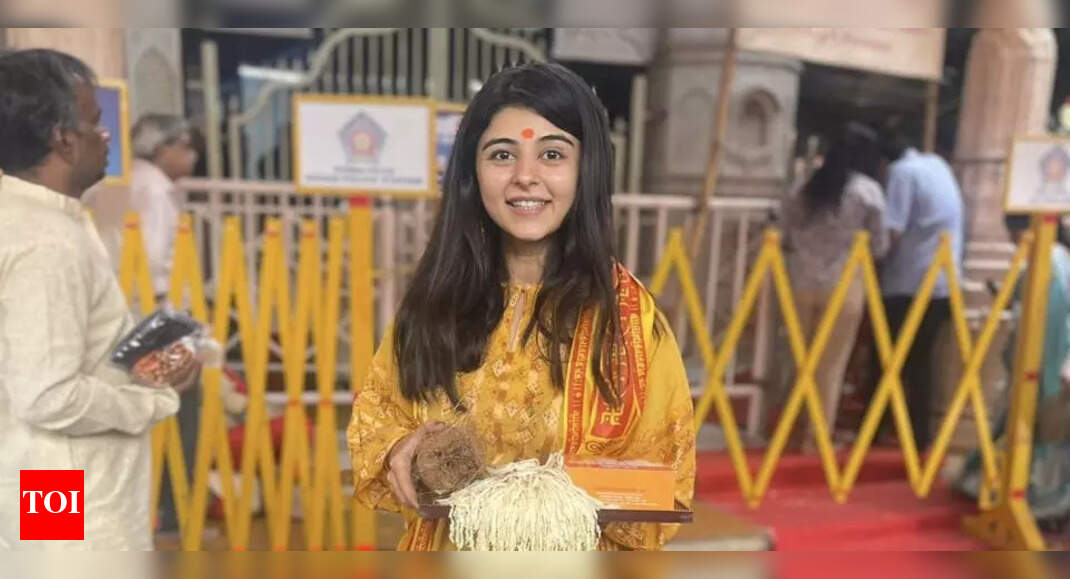 Actress Yesha Rughani Seeks Blessings at Siddhivinayak Temple for New ...