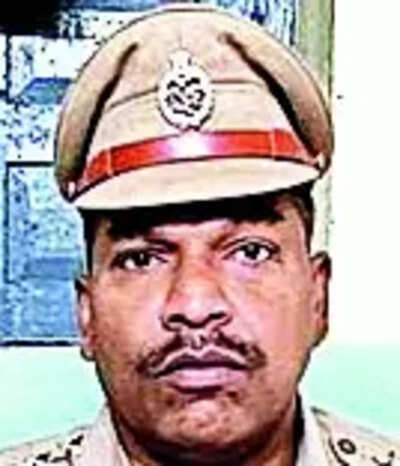 Excise Inspector: Excise inspector dies, SI injured as car on wrong ...