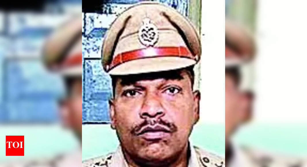 Excise Inspector: Excise inspector dies, SI injured as car on wrong ...