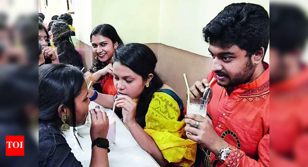 College Street: Prem-pujo cocktail on College Street as youths head for ...