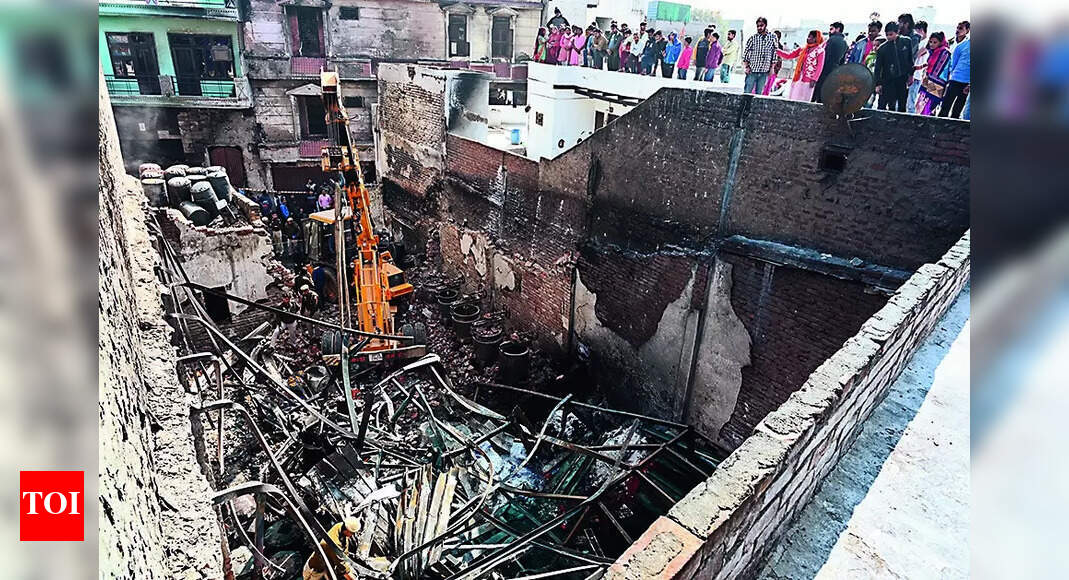 Fire: Fire Flowed Like Lava in Paint Factory Blast: Locals | Delhi News ...