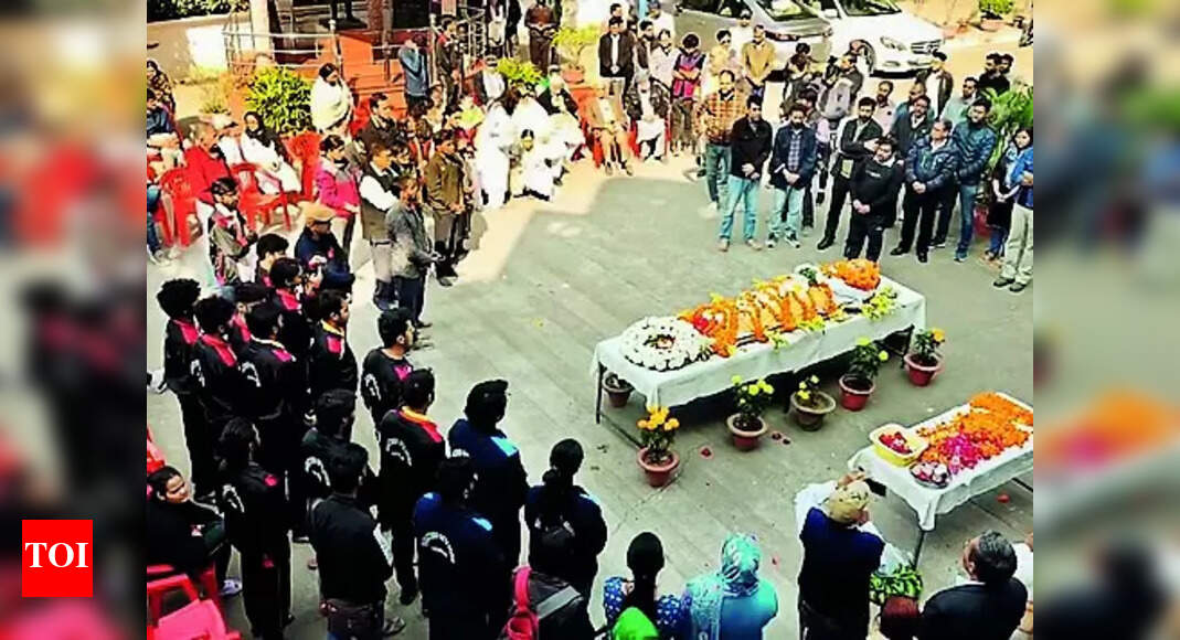 Theatre Artists: Theatre artists and students bid goodbye to their ...