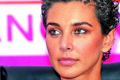 Lisa Ray to host Canadian version of Top Chef - Times of India