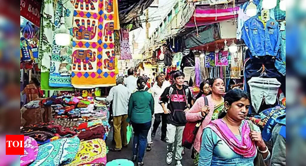 Hawkers: Traders in Sealdah Sisir Market Encroach Pavements, Civic Body ...