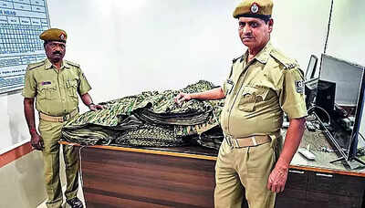 Fake Army Uniforms: Cloth to make fake Army uniforms seized in silk ...