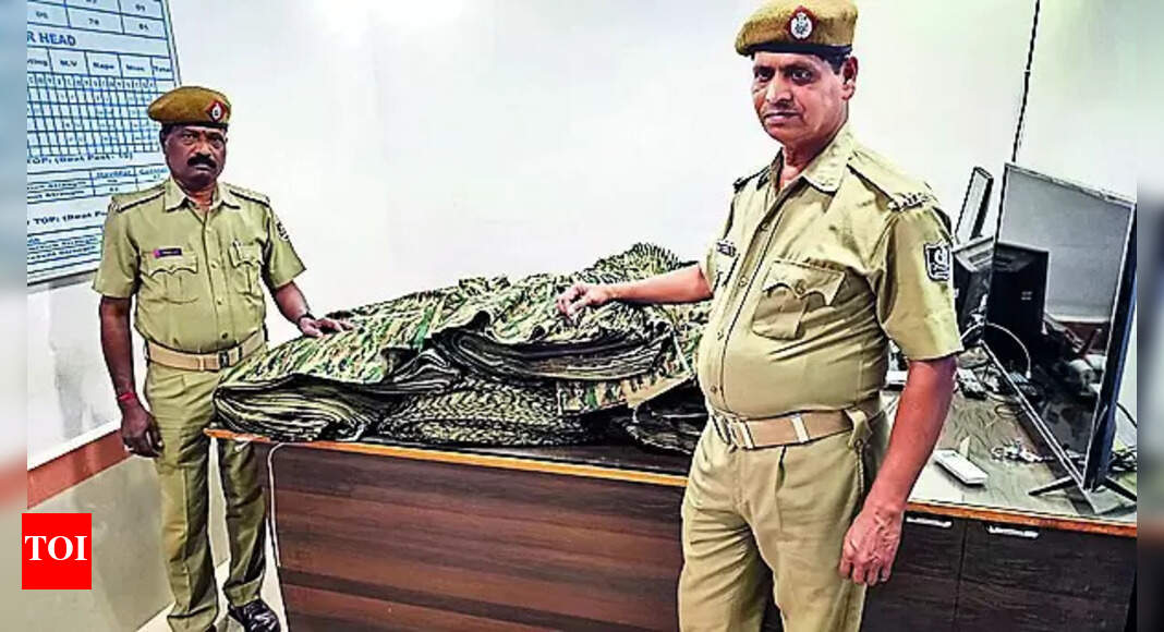 Fake Army Uniforms: Cloth to make fake Army uniforms seized in silk ...
