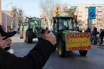 Protesting Spanish farmers clog Madrid with hundreds of tractors ...