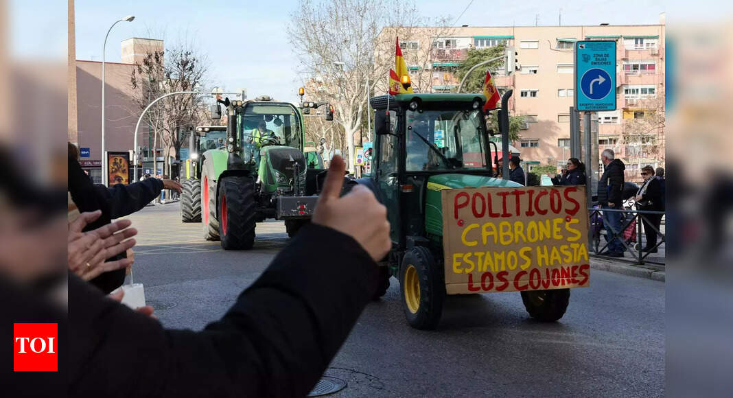 Protesting Spanish farmers clog Madrid with hundreds of tractors ...