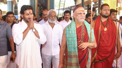 CM Jagan Mohan Reddy performs Raja Syamala Yagam | Visakhapatnam News ...