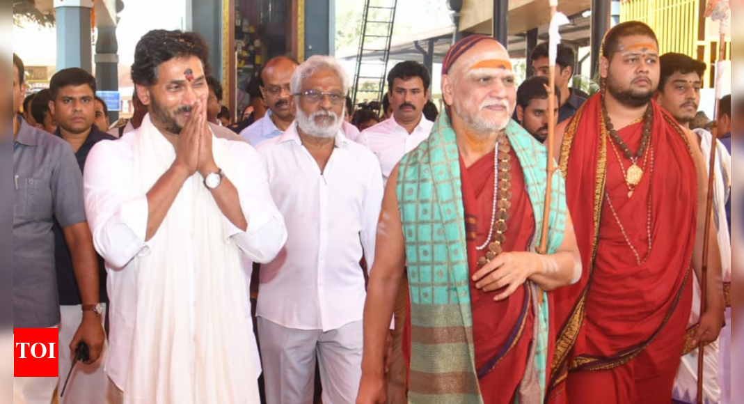 CM Jagan Mohan Reddy performs Raja Syamala Yagam | Visakhapatnam News ...