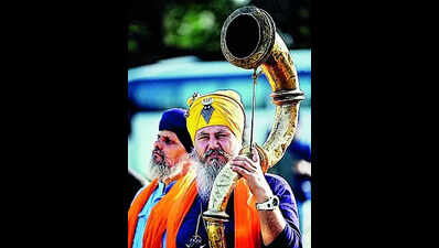 Nihang Sikhs: Nihang Sikhs display daring horsemanship in Lucknow ...
