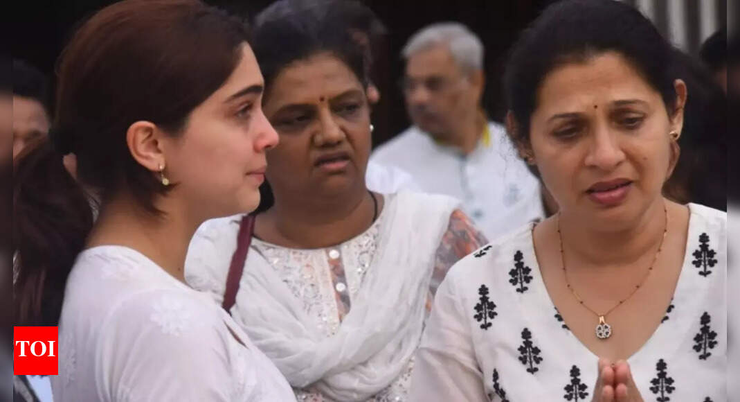 Actress Sharvari Wagh breaks down as her grandfather, former CM of ...