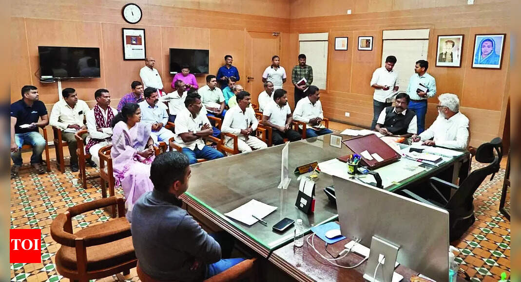 Bhuse: Dada Bhuse meets CPM leader; Mantralaya meeting on demands ...