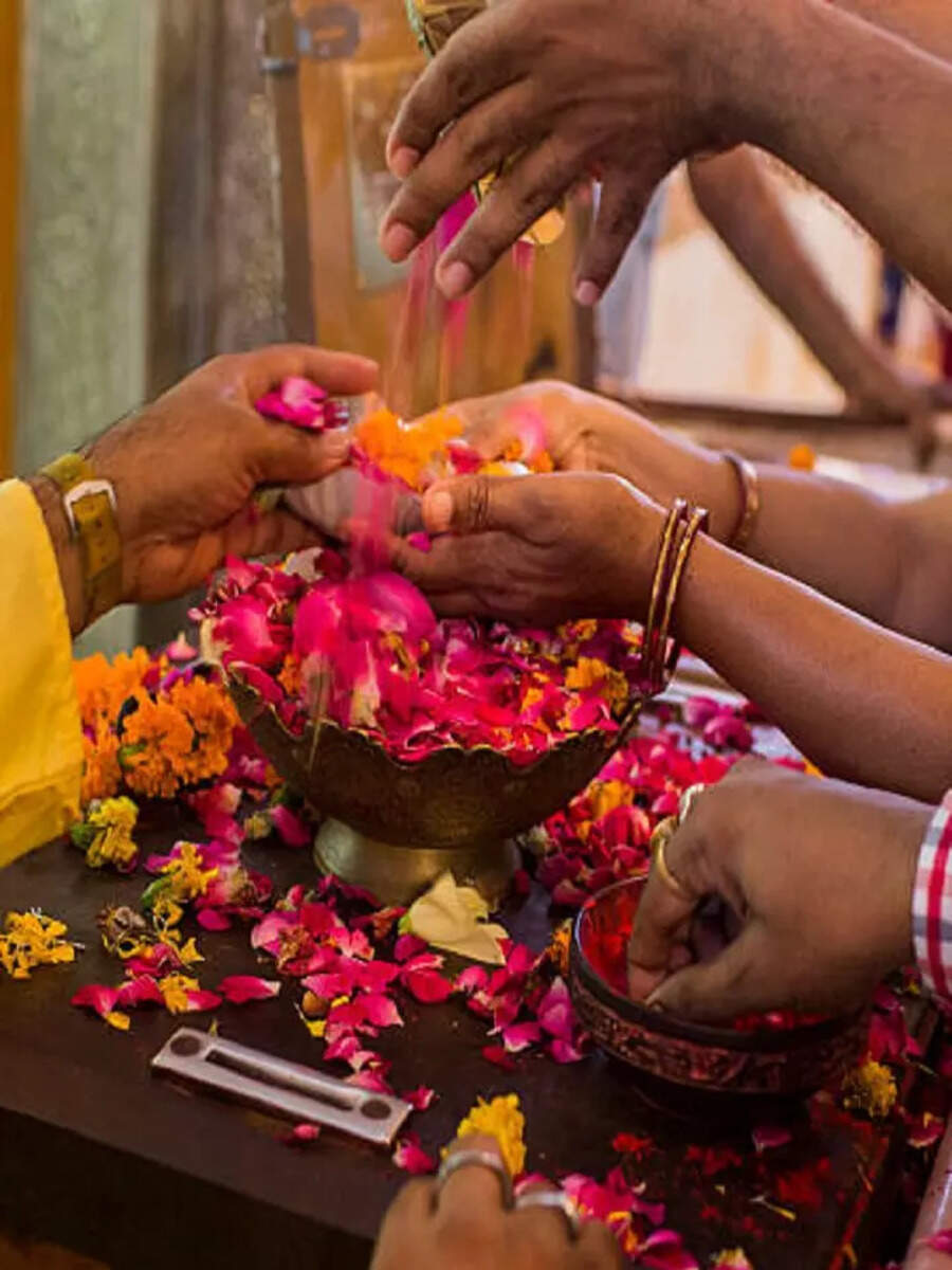 Types of Flowers for Prayers: Different Types of Flowers to be Offered ...