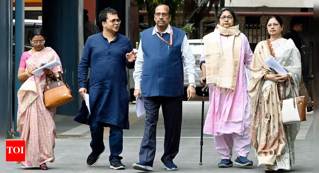 Aadhaar not mandatory for voting, EC assures TMC delegation | India News - Times of India