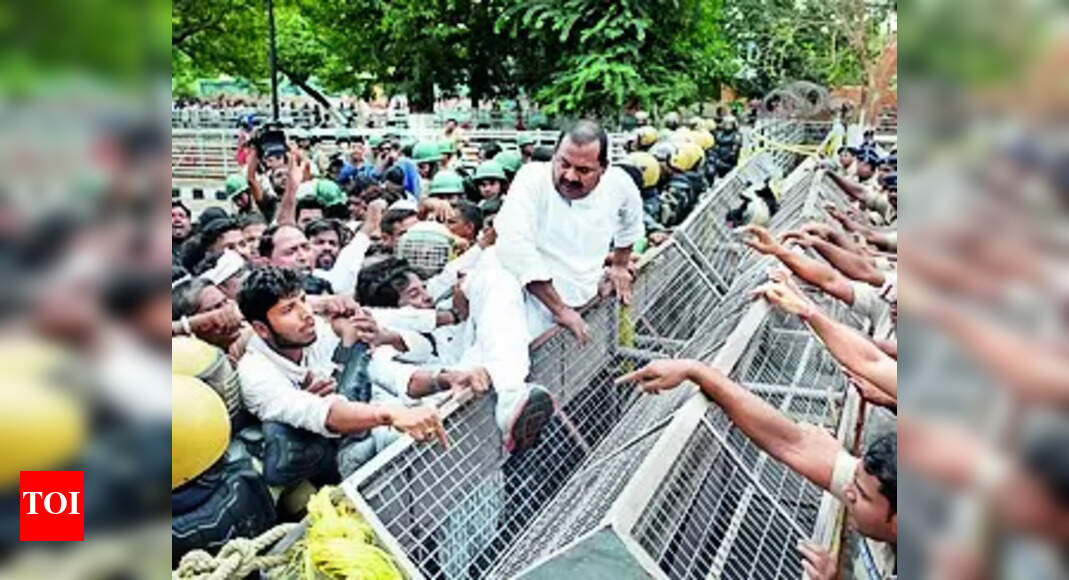 Congress Workers: Congress workers clash with cops near secretariat in ...