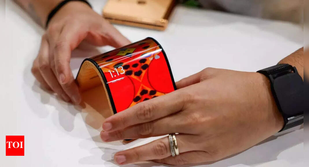 MWC 2024: Motorola Unveils Smartphone That Can Bend into a Wristband ...