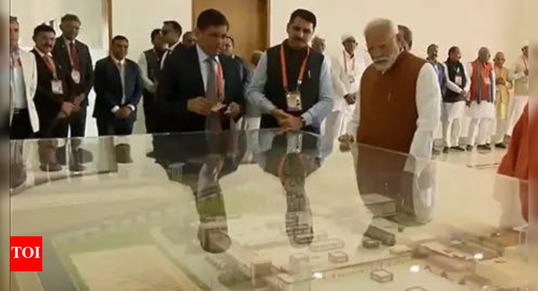 PM Modi inaugurates Amul's largest milk processing unit in varanasi ...