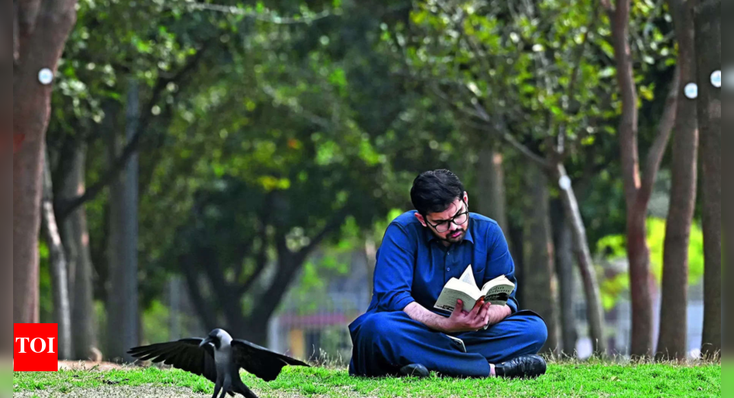 Slight rise in maximum temperature, expect light rain today in Delhi ...