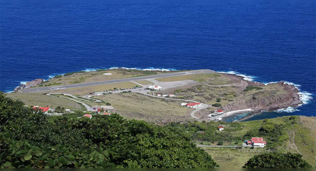 Juancho e Yrausquin Airport: The world's smallest airport is a small ...