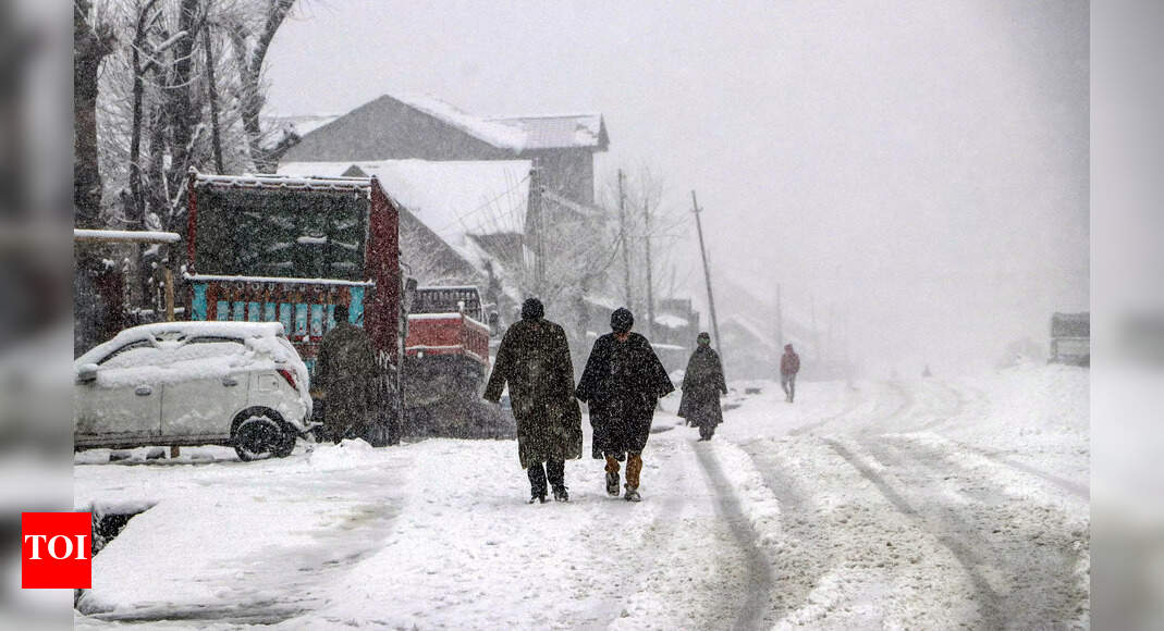 Jammu & Kashmir receives fresh snowfall, rain lashes plains | India ...