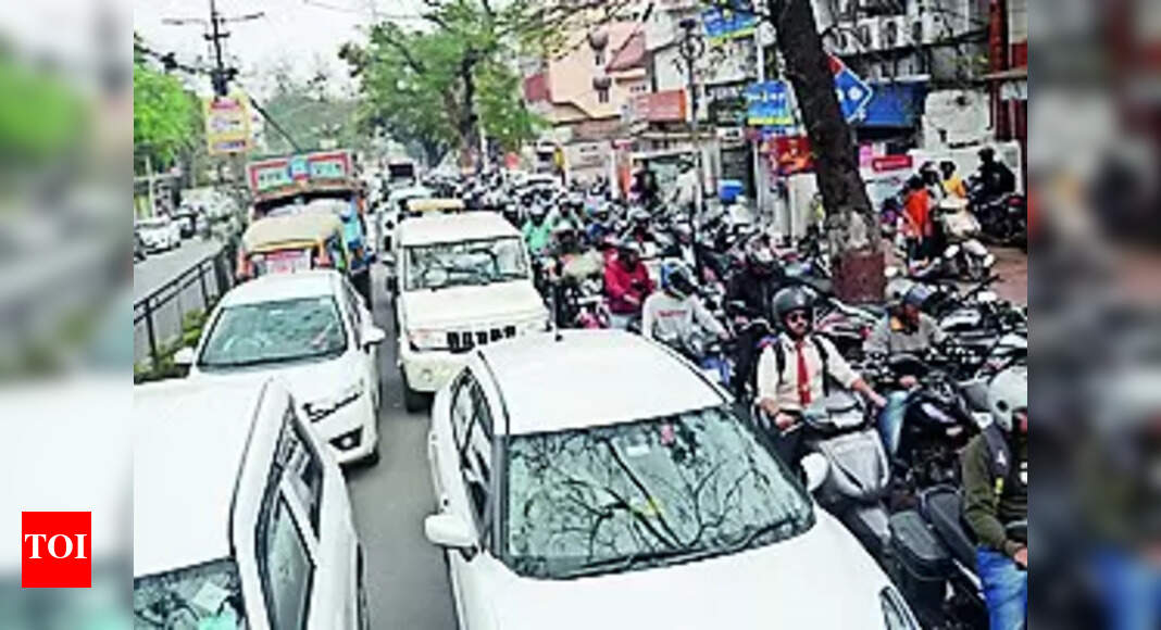 Traffic: Blockade and Fallen Tree Cause Traffic Disruption in Ranchi ...