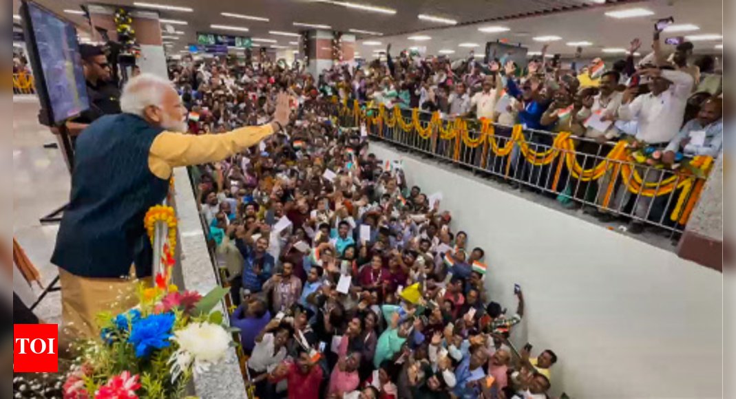 ‘Modi, Modi’, ‘Jai shri Ram’: PM Modi welcomed by huge crowd of ...