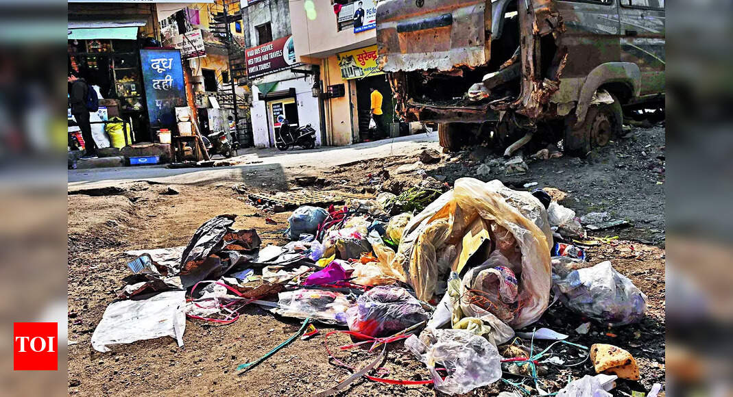 Safai Workers: Safai workers demand higher pay, waste accumulation ...