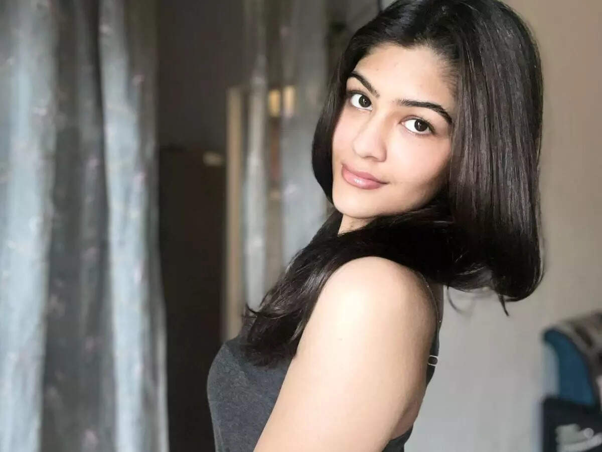 Sarannya Sharrma features in the latest commercial for 'Samsung F15'