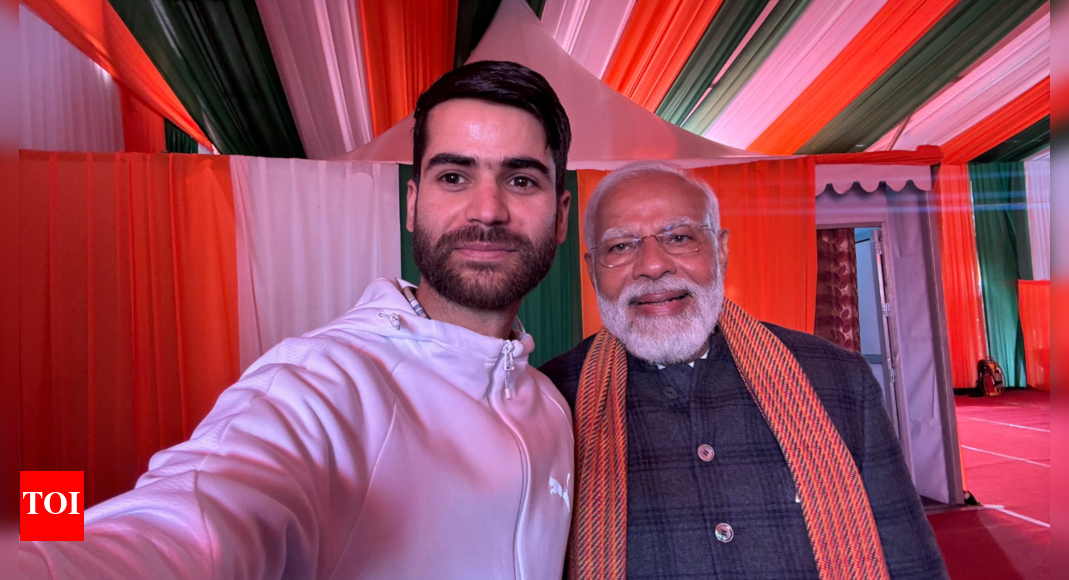 PM Modi shares 'memorable selfie with friend' Nizam in Srinagar | India ...