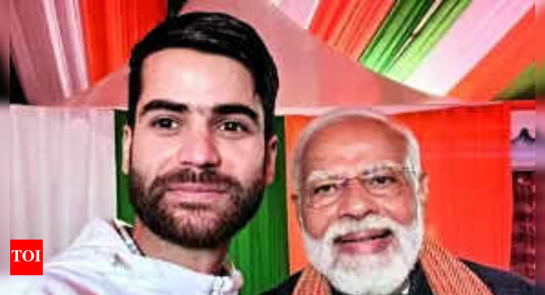Srinagar: PM Narendra Modi shares selfie with 'entrepreneur friend ...