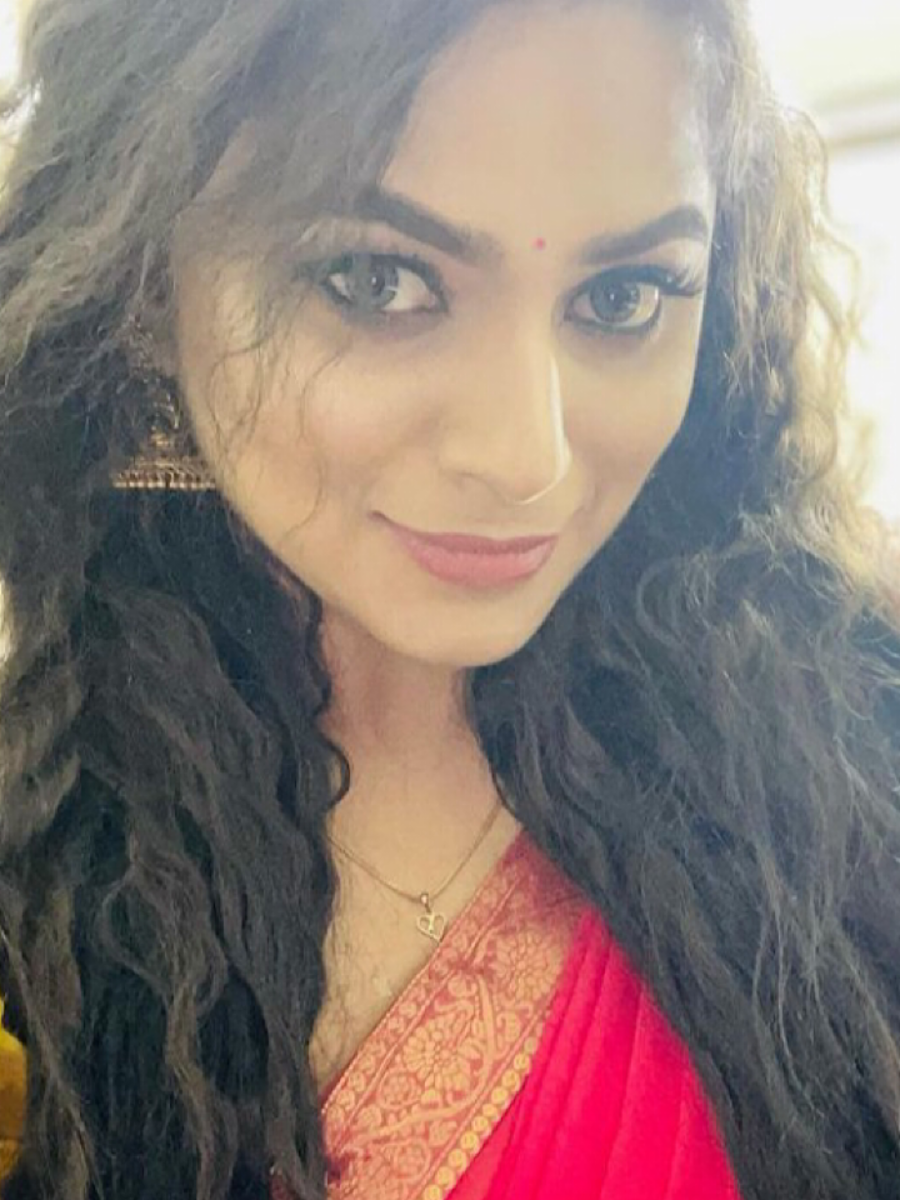 Delna Davis stunning in sarees | Times of India