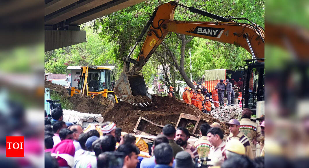 Rescuers Dig In: Rescue Operation in New Delhi: Rescuers Dig In But ...