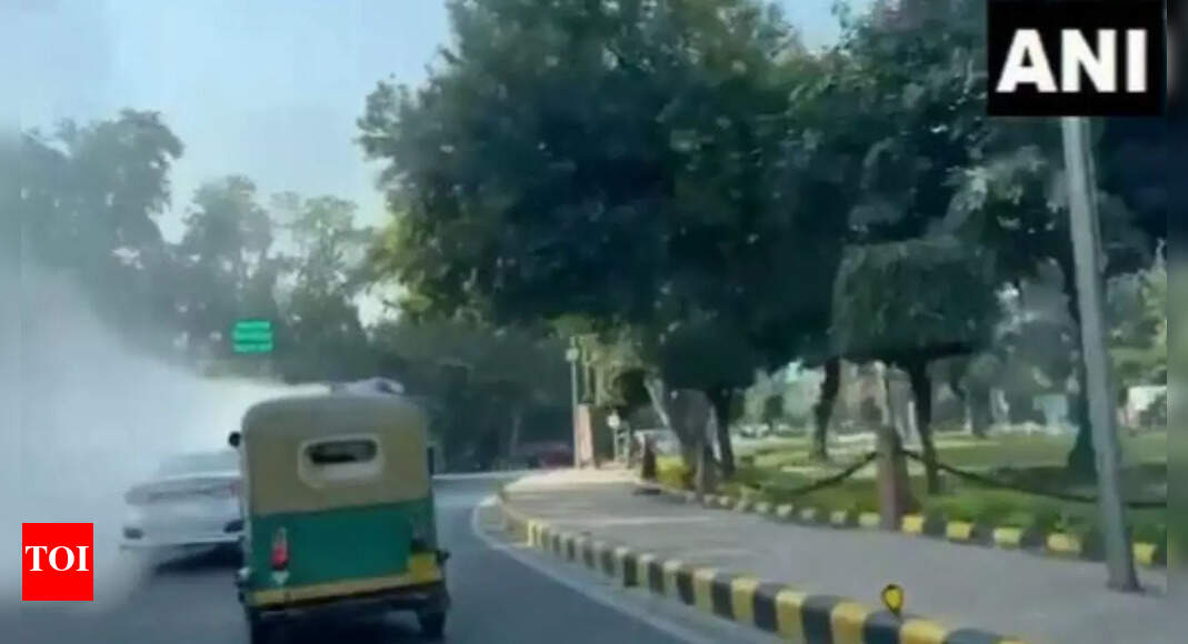 Smoke emerges from DTC bus in Delhi's Janpath Road | Delhi News - Times ...