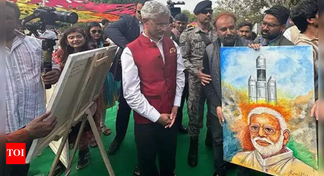 Commendable effort: PM Modi lauds Viksit Bharat Ambassador Artist ...