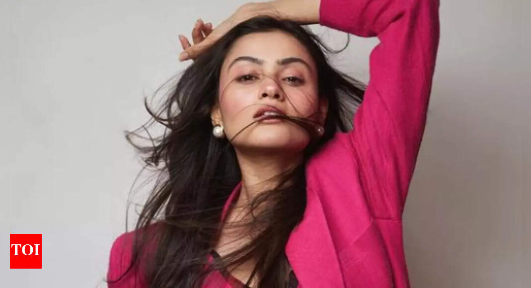 Janki Bodiwala looks stunning and flawless in a pink semi-formal suit ...