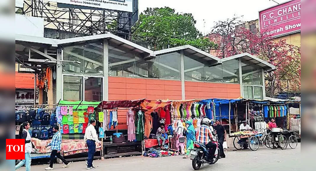 Hawkers: Hawkers Take Over Howrah Maidan Metro Entrance in Kolkata ...
