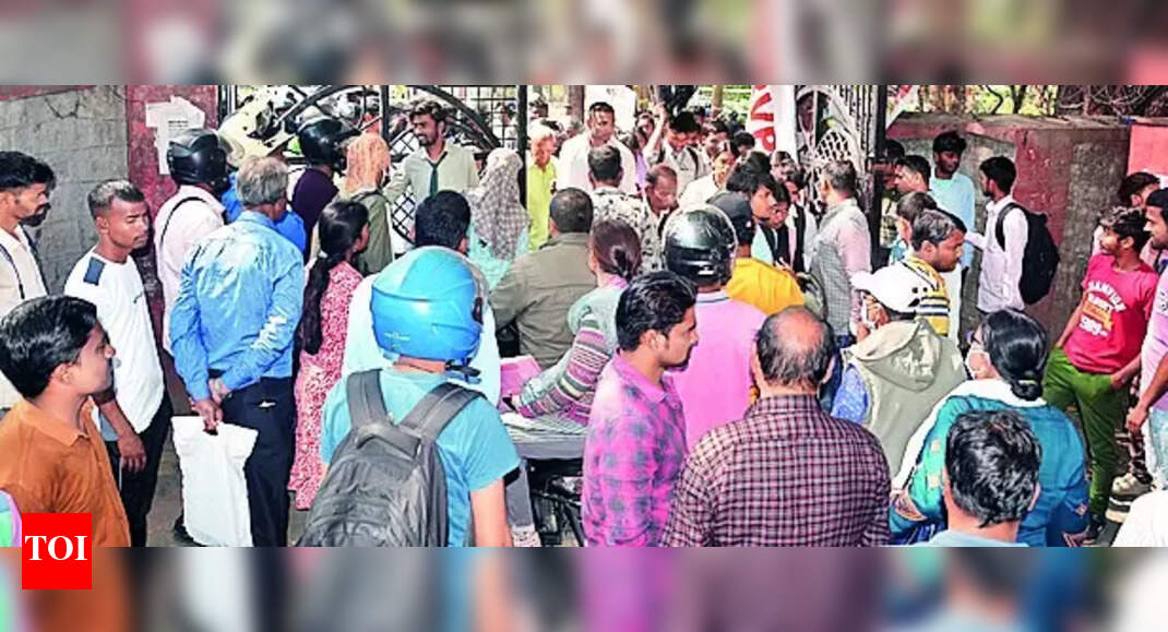 Ranchi Varsity Gates: Student groups lock Ranchi varsity gates over ...